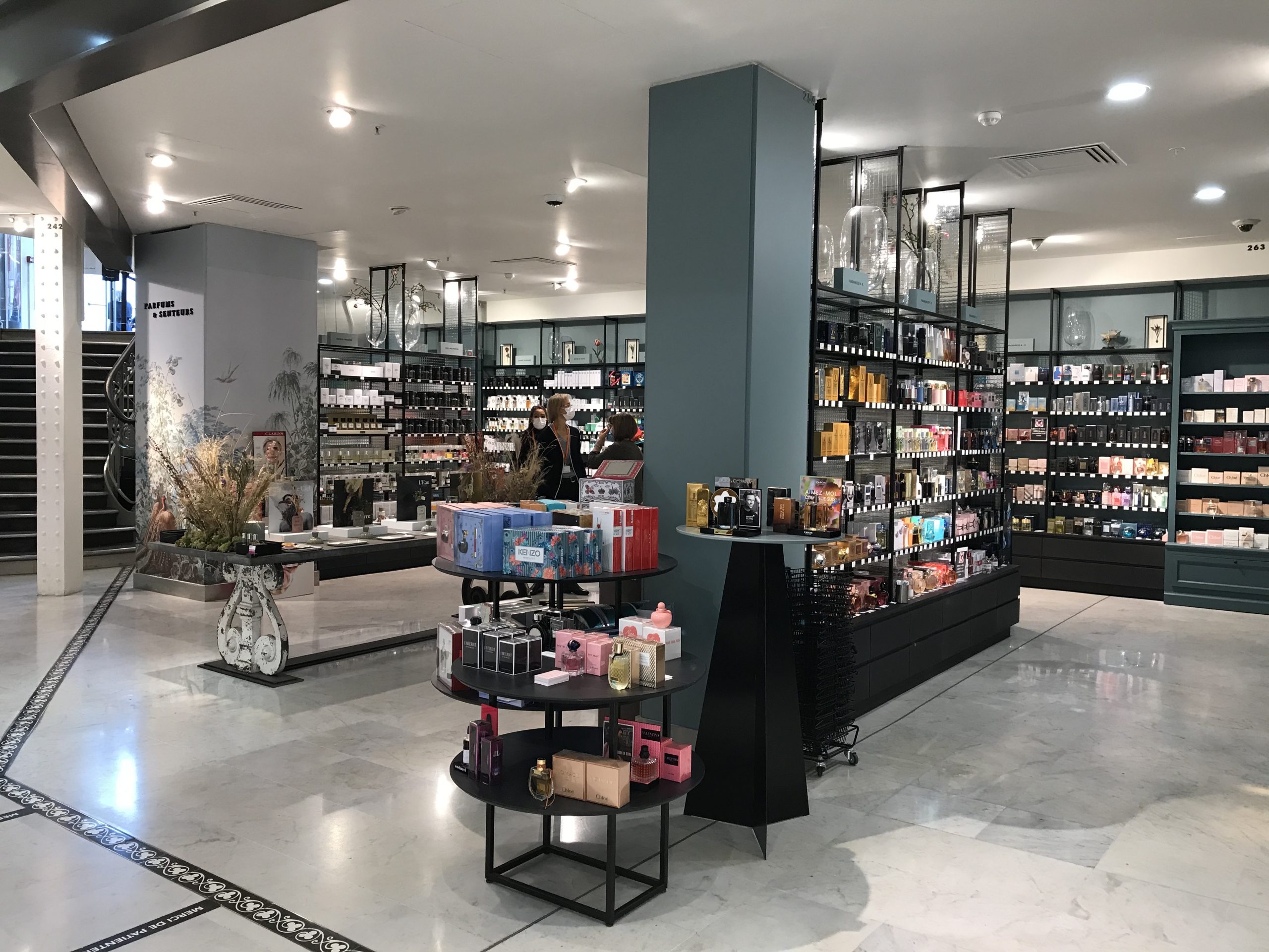 Le BHV Marais - agencement espace Parfums et Senteurs - Focus Shopper ...